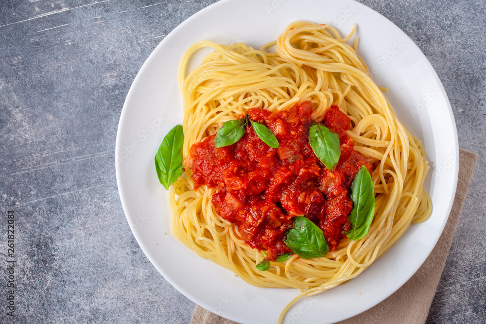 Pasta al pomodoro e basilico. Spaghetti with fresh tomato and basil ...
