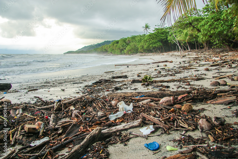 Pollution sur une plage du Costa Rica après de grosse pluies, les ...