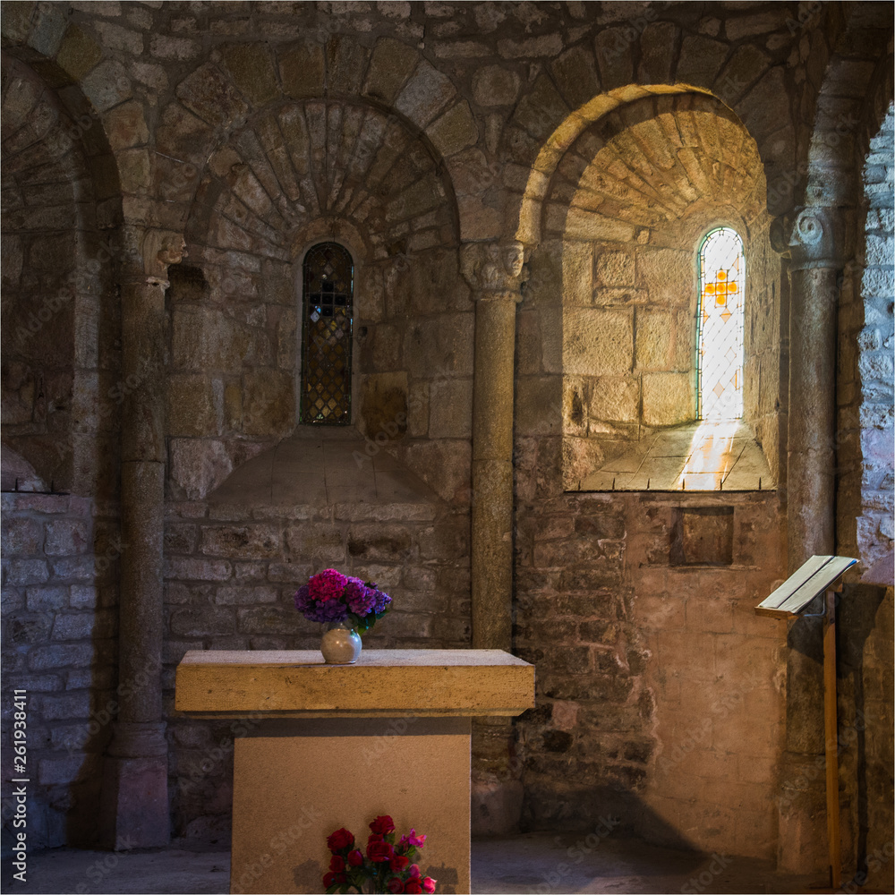 intérieur de l'église Saint Michel dans le village fortifié de La Garde ...