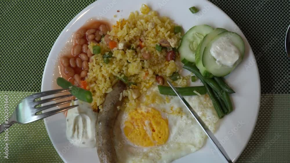 The point of looking person who has breakfast. A woman who eats rice ...