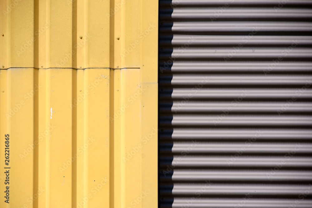 Das Detail einer Fassade mit zwei Arten von Wellblech, rundes und ...