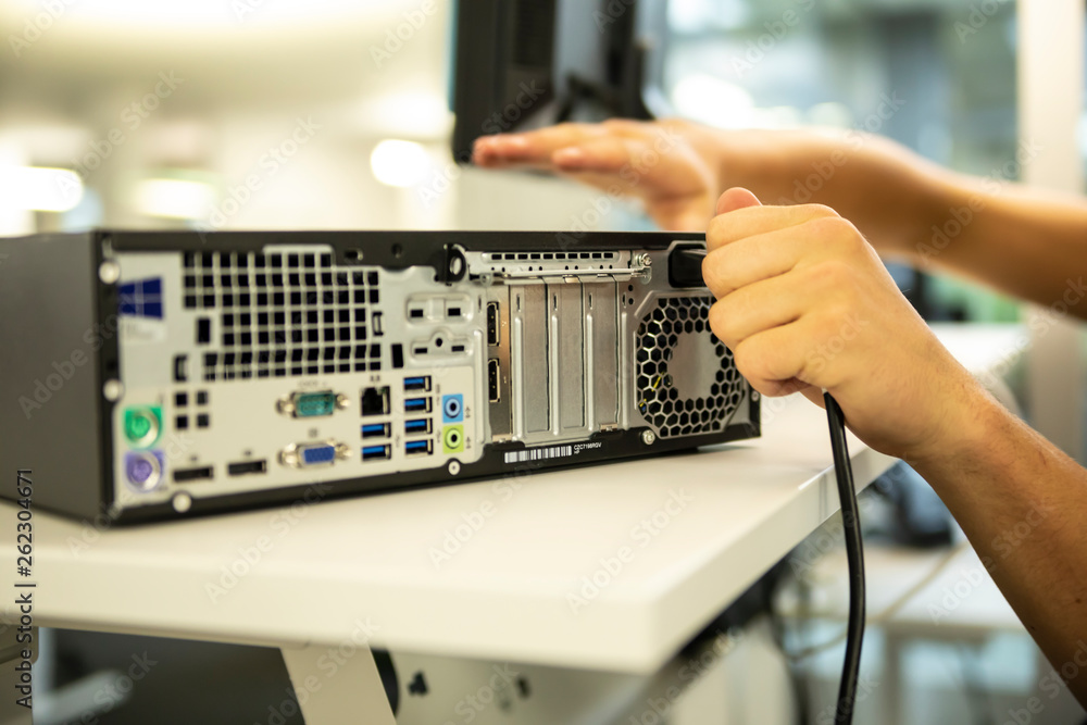 Computer installieren und verkabeln Stock Photo | Adobe Stock