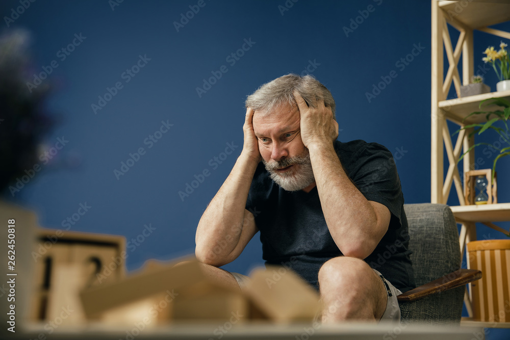 Foto de Loosing all the memories. Old bearded man with alzheimer ...