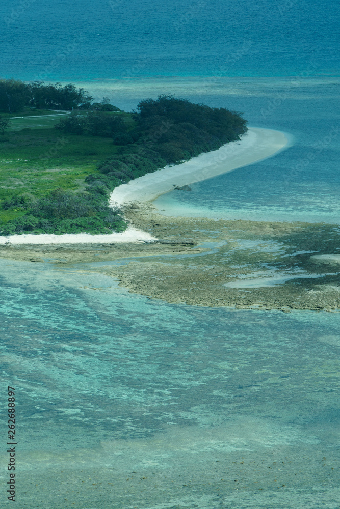 Ein Blick aus der Luft auf die Küstenlinie von Lady Elliot Island im ...