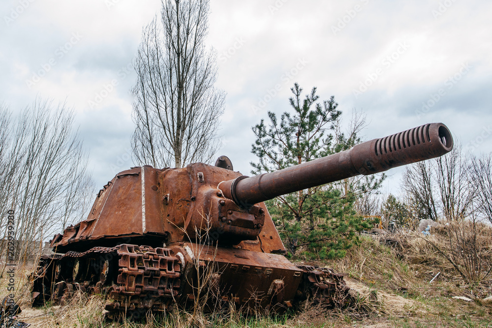 Abandoned Russian self propelled gun in Chernobyl Exclusion Zone ...