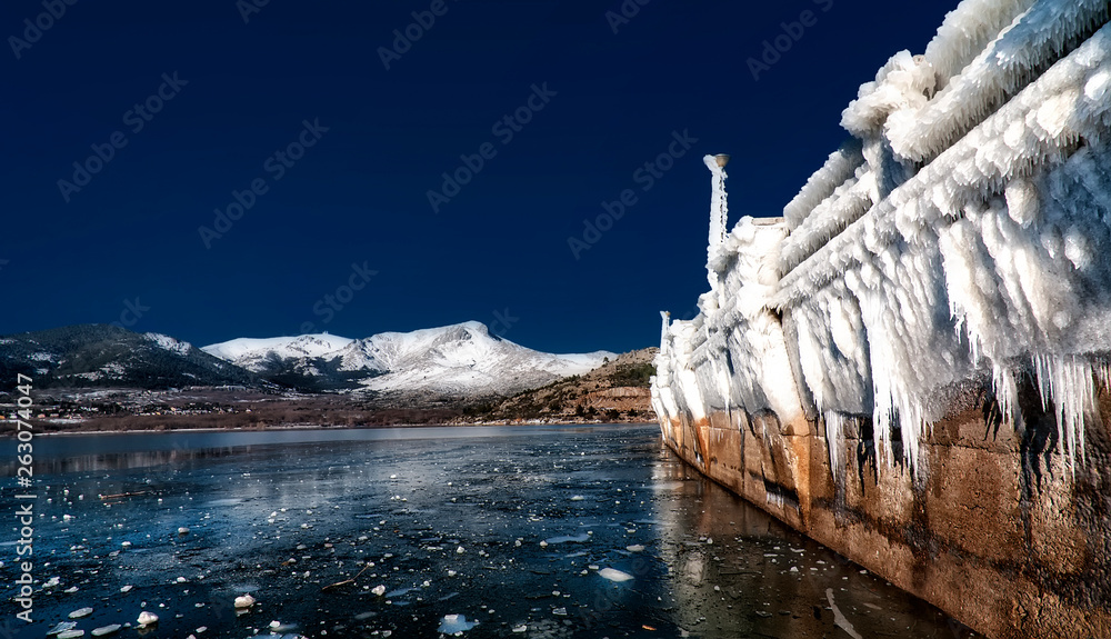 Embalse de Navacerrada congelado Stock Photo | Adobe Stock