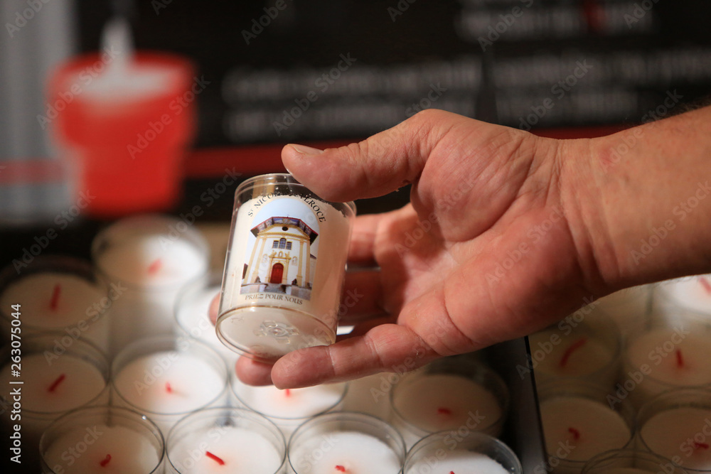 Foto de Pèlerin montrant un lumignon. Eglise Saint-Nicolas de Véroce ...