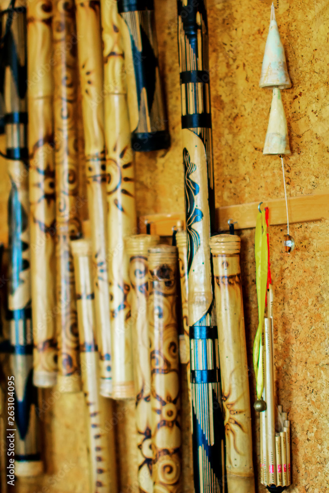 Foto de Ethnic flutes of the peoples of the world hang on the wall ...
