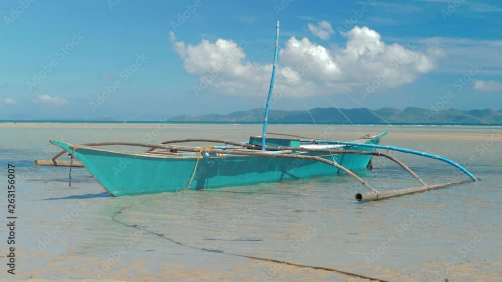 Traditional filipino bangka boats anchored on gorgeous tropical beach ...