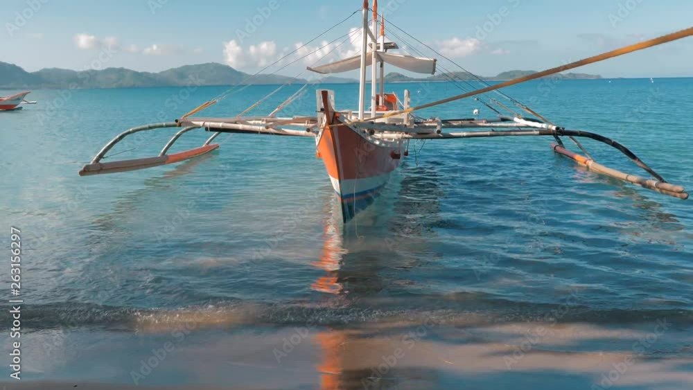 Gimbal shot of traditional filipino bangka boats anchored on gorgeous ...