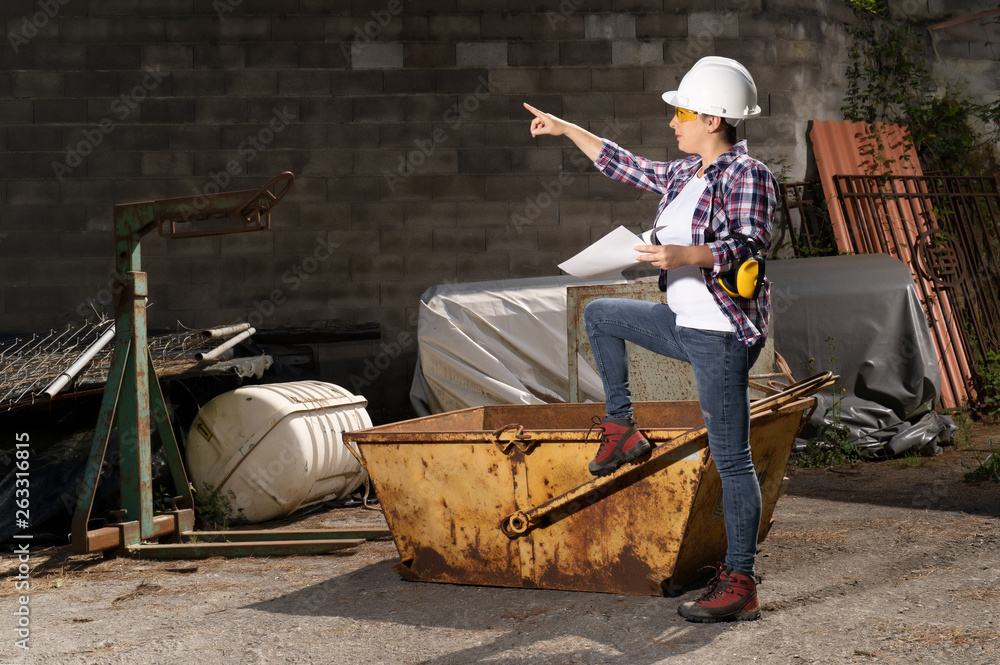 Mujer capaz de obra en poses típicas del trabajo Stock Photo | Adobe Stock