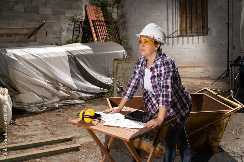 Mujer capaz de obra en poses típicas del trabajo Stock 写真 | Adobe Stock