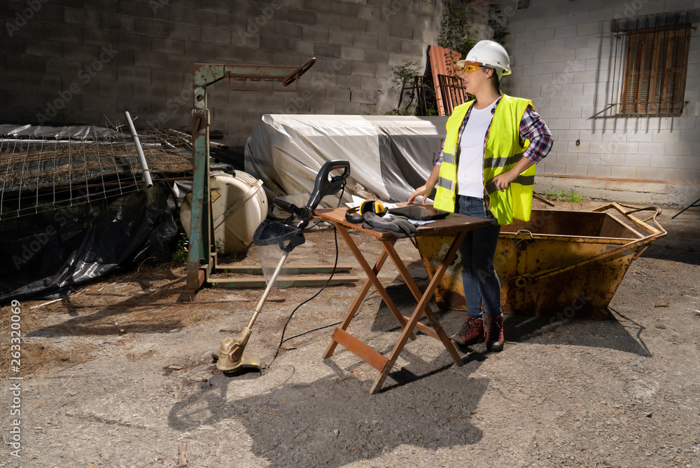 Mujer capaz de obra en poses típicas del trabajo Stock Photo | Adobe Stock