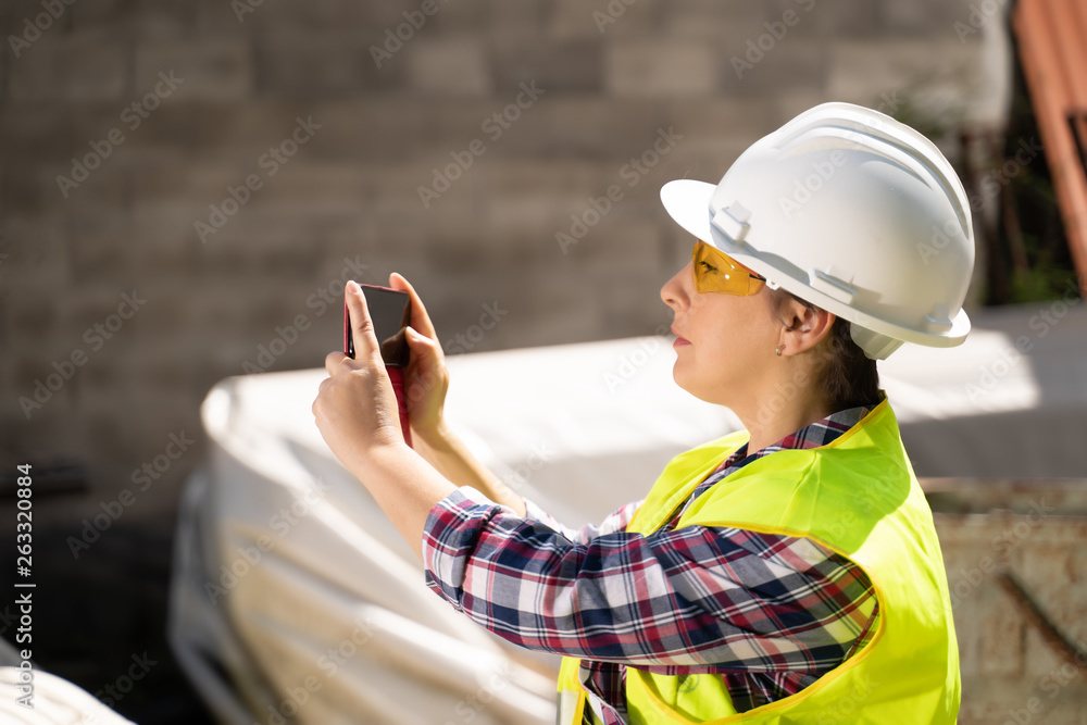 Mujer capaz de obra en poses típicas del trabajo Stock Photo | Adobe Stock