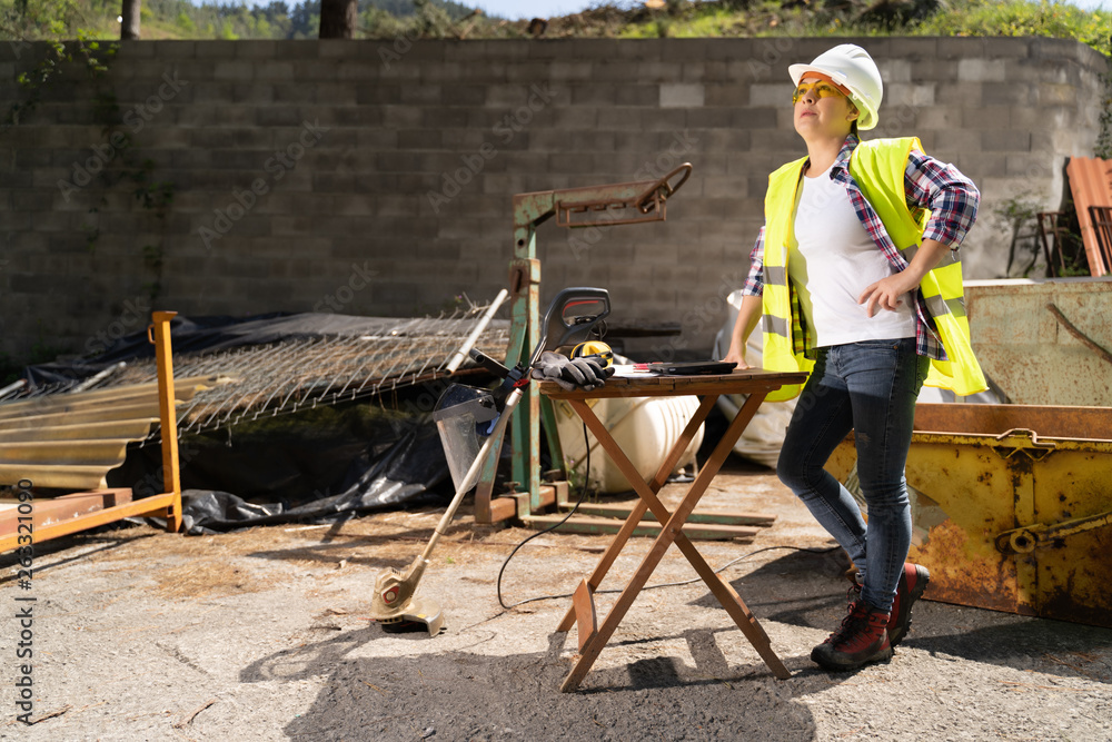 Mujer capaz de obra en poses típicas del trabajo Stock Photo | Adobe Stock