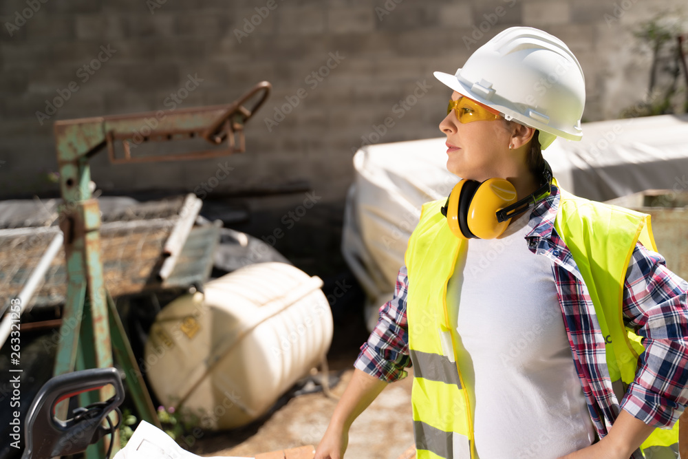 Mujer capaz de obra en poses típicas del trabajo Stock Photo | Adobe Stock