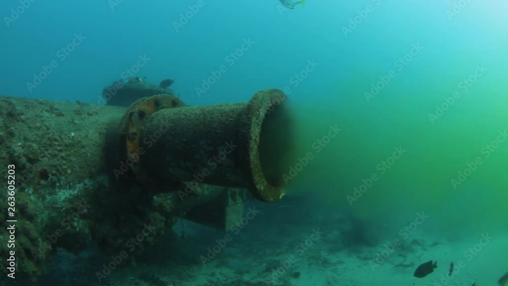 Underwater sewer pipe discharging wastewater into the ocean Stock ビデオ ...