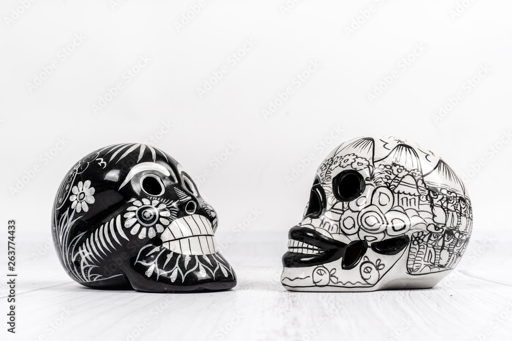 Foto de calavera blanca y negra sobrefondo blanco, artesanias mexicanas ...
