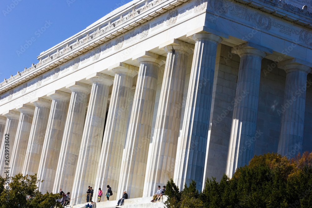 Eastern facade of the Lincoln Memorial including it's colossal Doric ...