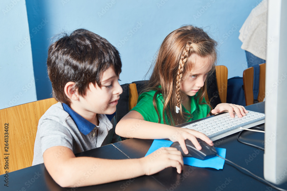 Zwei Kinder lernen konzentriert am Computer Stock Photo | Adobe Stock