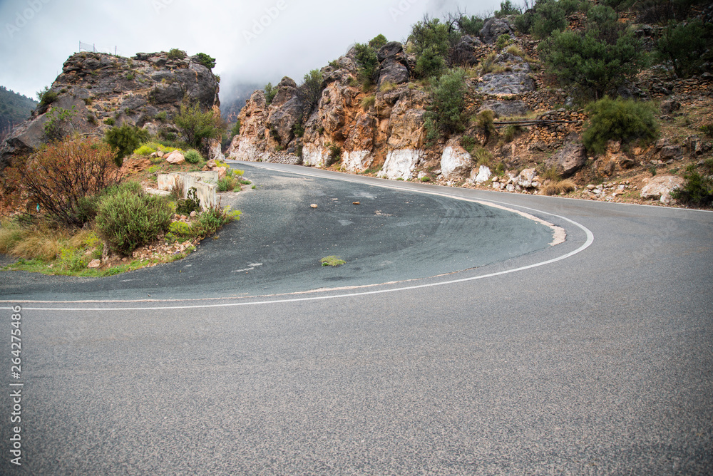 Curva peligrosa muy cerrada e inclinada Stock Photo | Adobe Stock