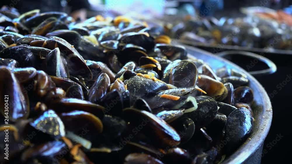 Vidéo Stock Mussels in the shell. Cook fries mussels in a large frying ...