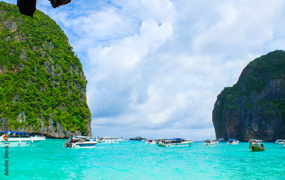 Paisaje de las islas Phi Phi en Tailandia. Playas de aguas cristalinas ...