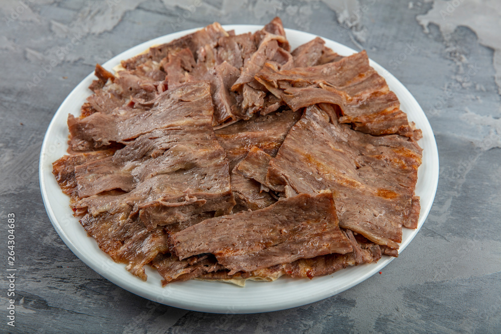 Foto de Turkish Doner Kebab on plate. Arabic traditional doner with ...