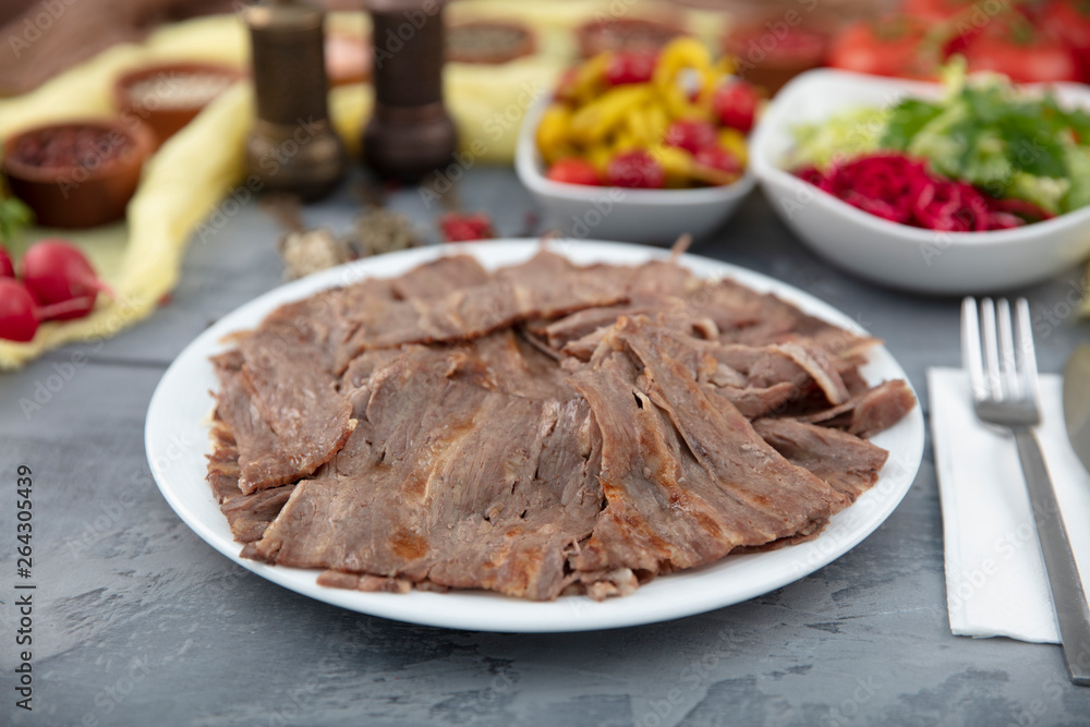Foto de Turkish Doner Kebab on plate. Arabic traditional doner with ...