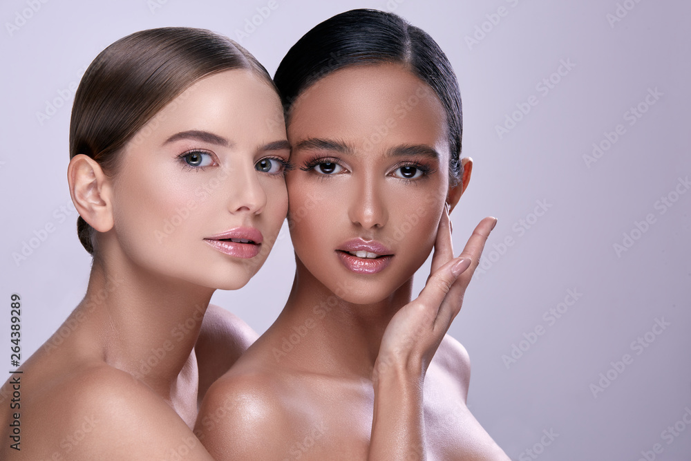 Foto de two young girls with naked shoulders and nude make-up do Stock ...