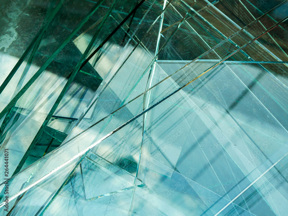 Foto de Sharp sheet glass waste waiting the transport back to the ...