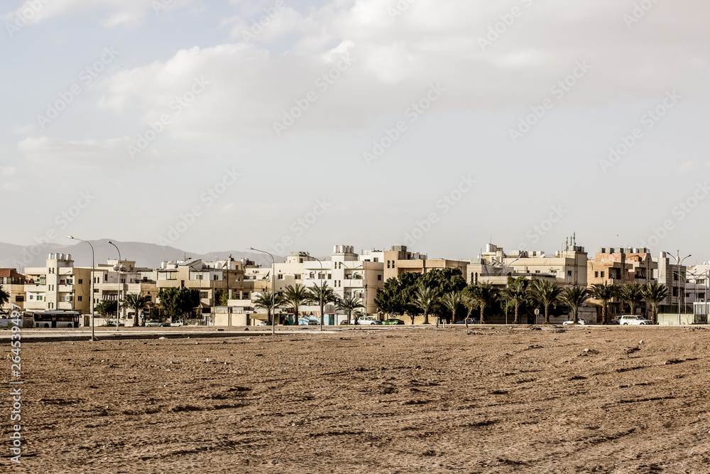 Foto de poor Middle East ghetto city buildings in desert dry outdoor ...