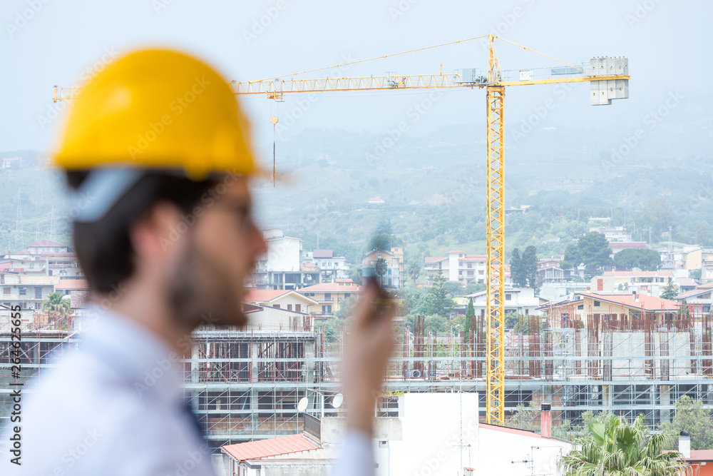 Ingegnere capo da ordini con la radio ricetrasmittente per le ...