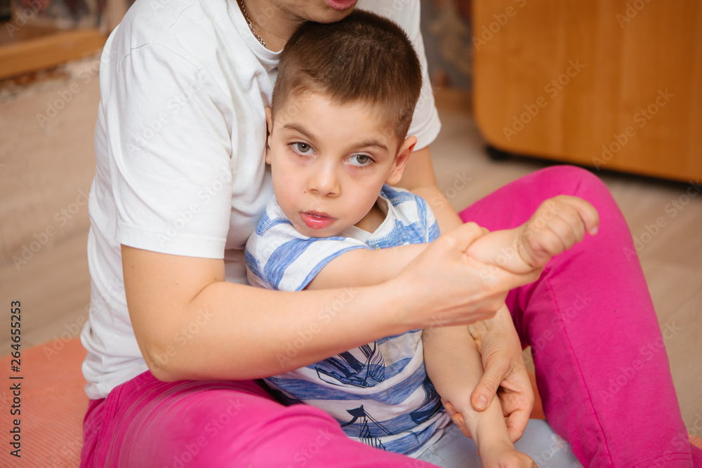 Foto de little kid with cerebral palsy has musculoskeletal therapy by ...
