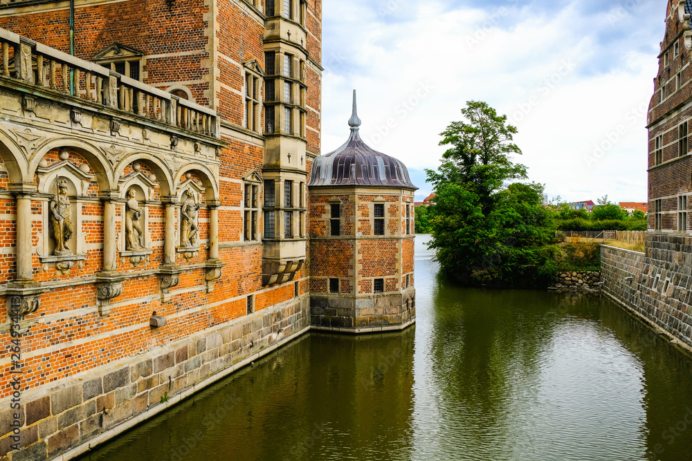 Frederiksborg castle or palace: Castle walls and moat with water from ...