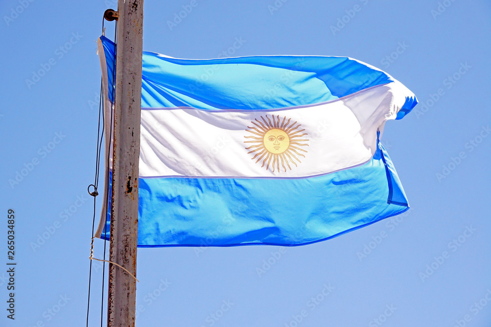 Bandera Argentina hondeando en lo alto de la Puna, San Antonio de los ...