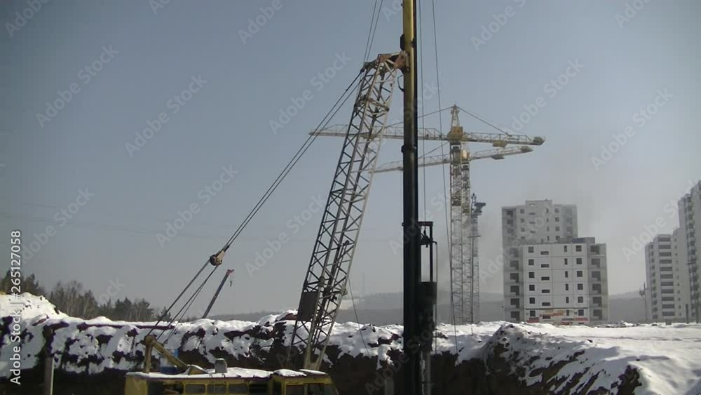 Vidéo Stock The pile driver clogs the piles in the ground for ...