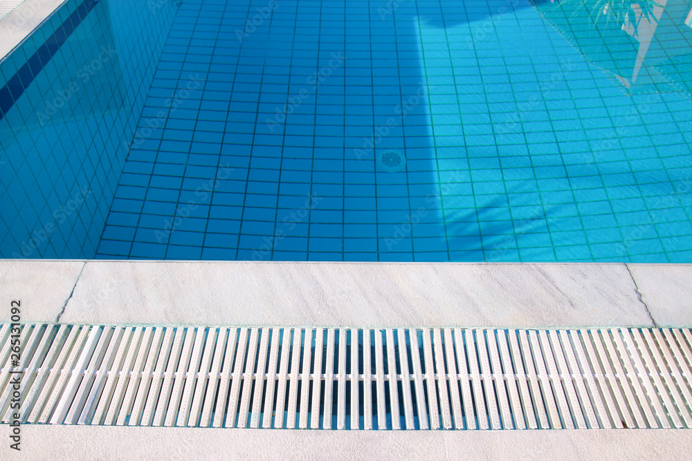 Blue ripped water in swimming pool in tropical resort with edge of ...