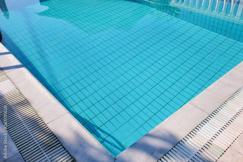 Blue ripped water in swimming pool in tropical resort with edge of ...