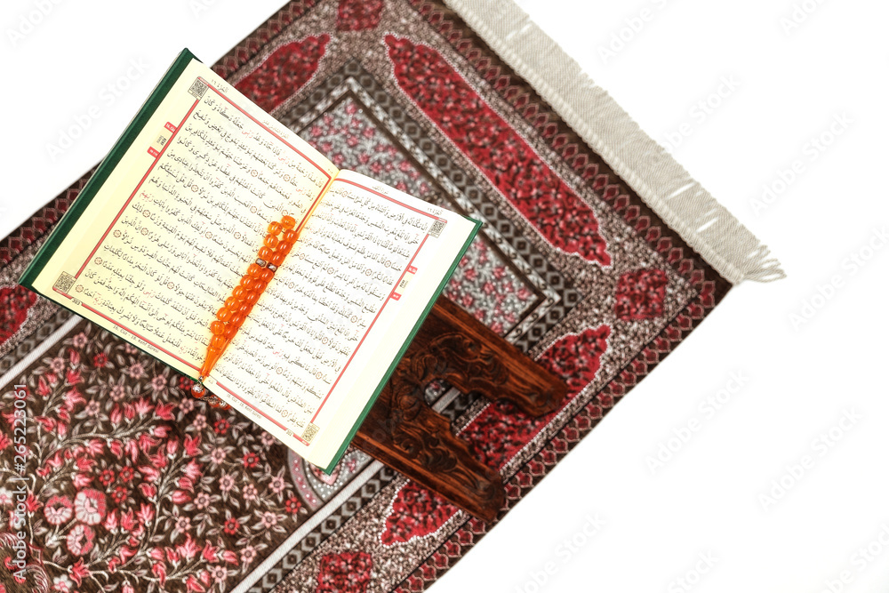 Foto Stock Islamic Holy Book Quran on wood carving rahle with rosary ...