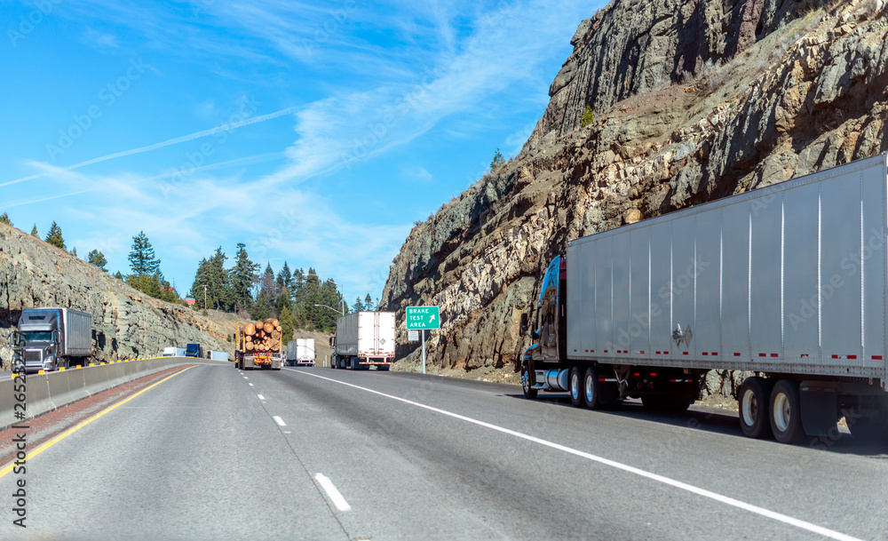 Fotografia do Stock: Big rigs semi trucks with loaded semi trailers ...