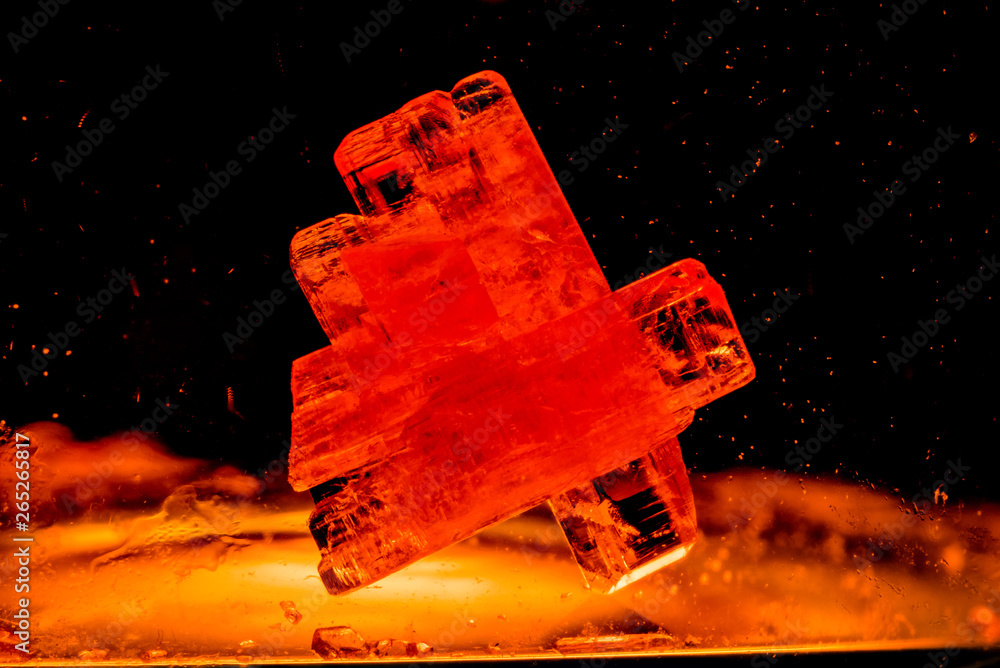 leuchtender roter Kristall aus Kaliumdichromat mit schwarzem ...