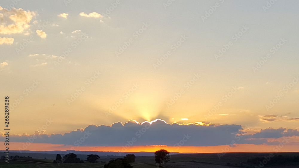 Pôr-do-sol com céu limpo e claro Stock Photo | Adobe Stock