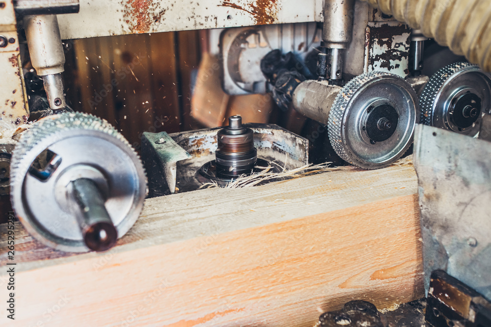 Foto de The guide rollers in a molding machine for profiling timber ...