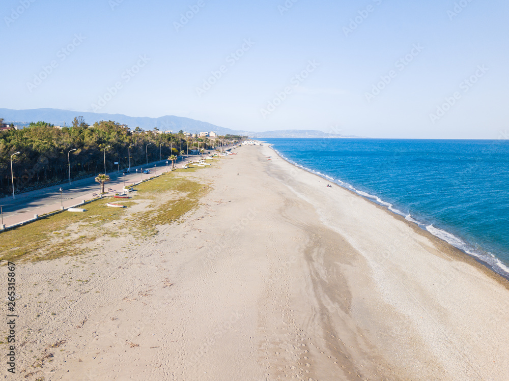 Spiaggia di Locri, città in Calabria con mare Mediterraneo. Vista aerea ...