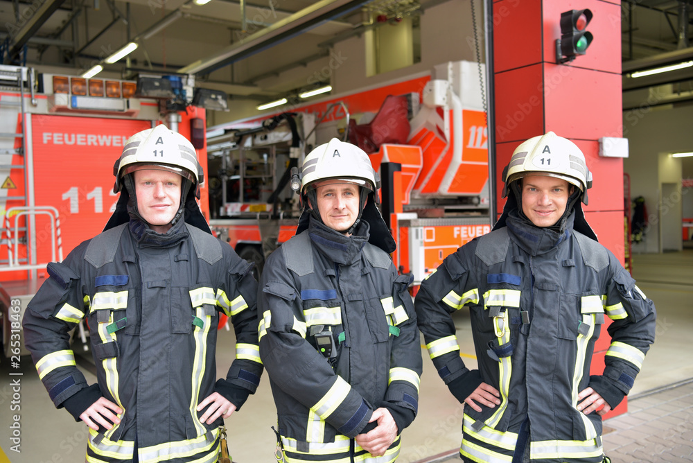 Gruppe Feuerwehrmänner in Feuerwache - Rettungsdienst // Group of ...