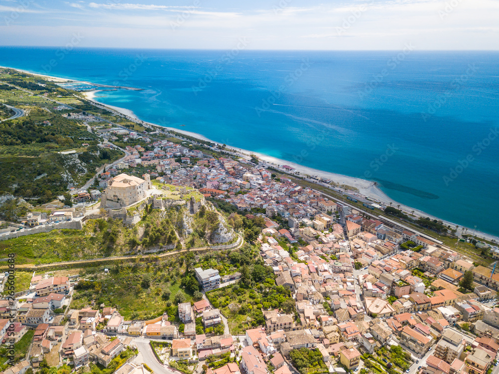 Città di Roccella Ionica in Calabria. Vista aerea del mare Mediterraneo ...