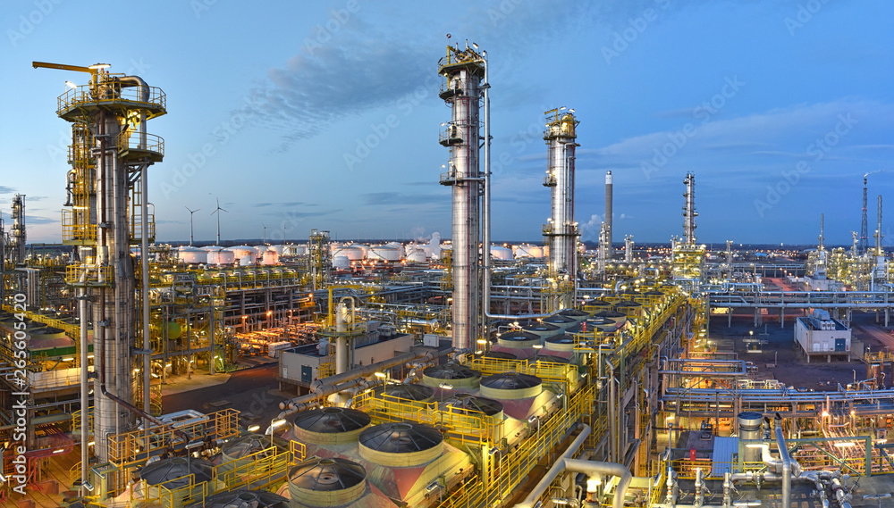 Raffinerie - Industrieanlage in der Nacht mit Beleuchtung ...