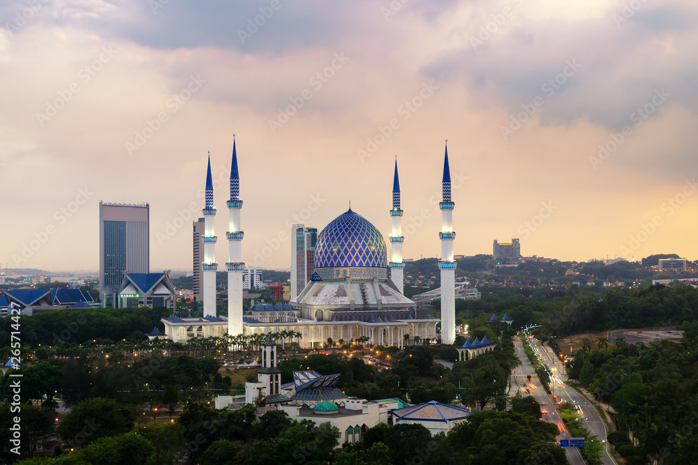 The beautiful Sultan Salahuddin Abdul Aziz Shah Mosque (also known as ...