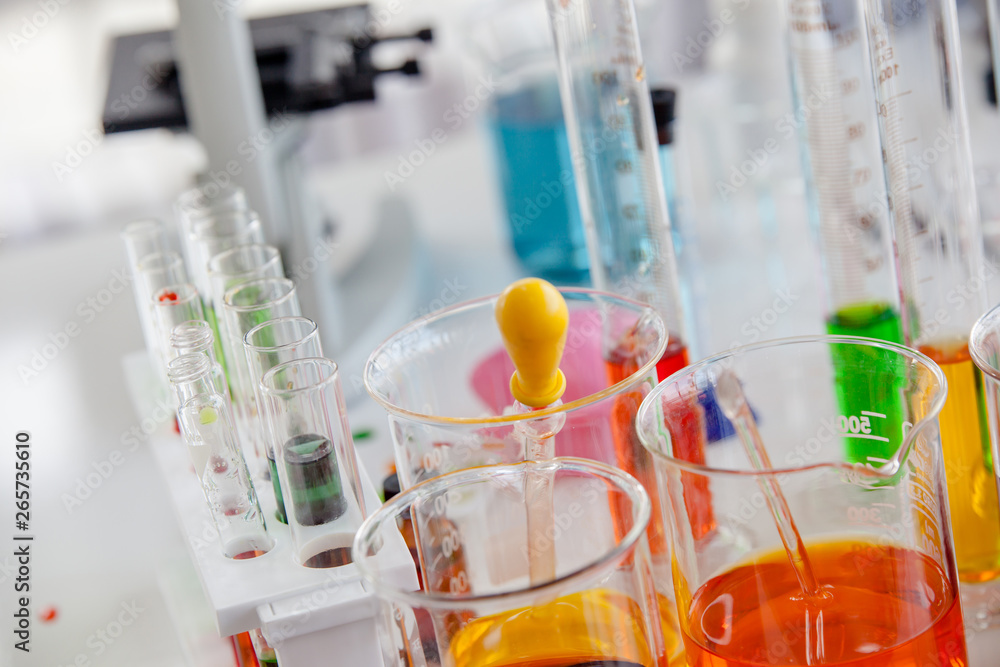 Fotka „Assorted laboratory glassware equipment ready for an experiment ...